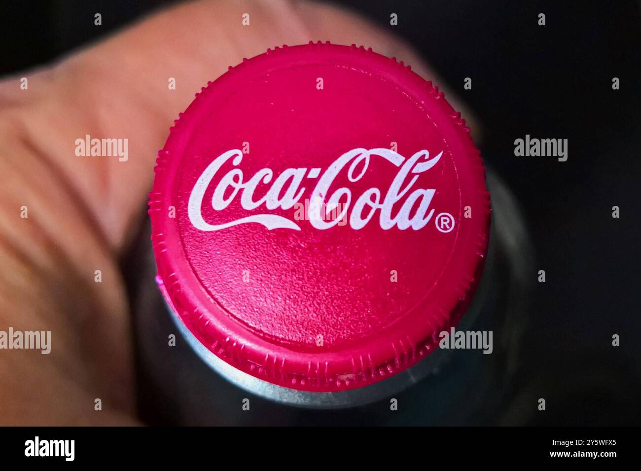 Coca-Cola, kurz Coke, ist ein koffein- und kohlensäurehaltiges ...