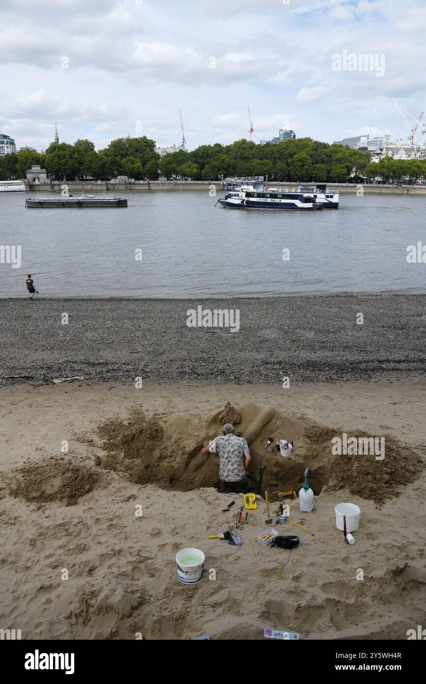 River Thames sand artist Stock Photo - Alamy