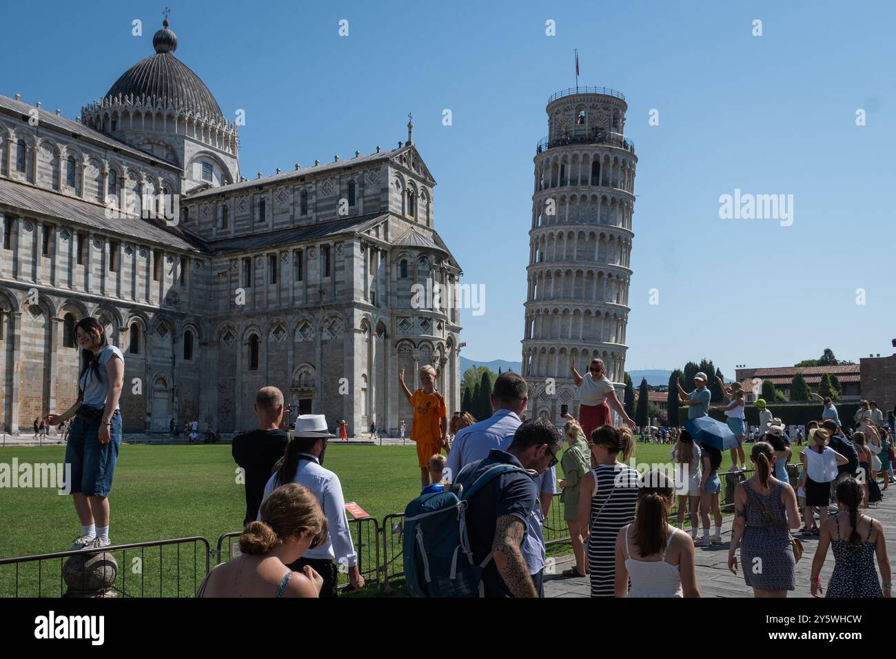 Pisa, Italy 08.25.24 Tourists do classic photo opportunity of iconic ...