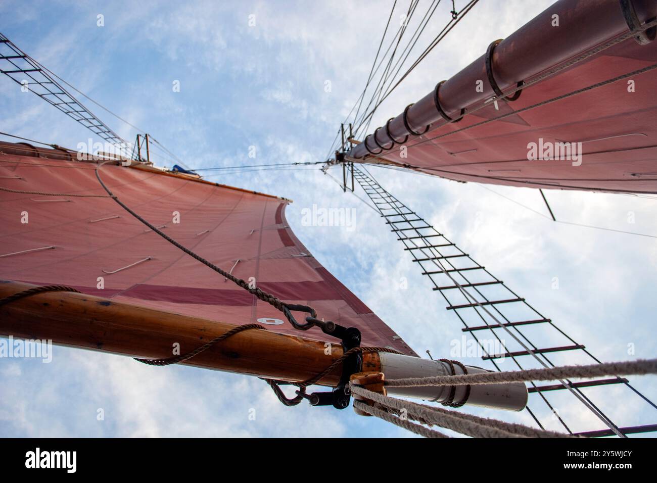 Mast boom hi-res stock photography and images - Alamy