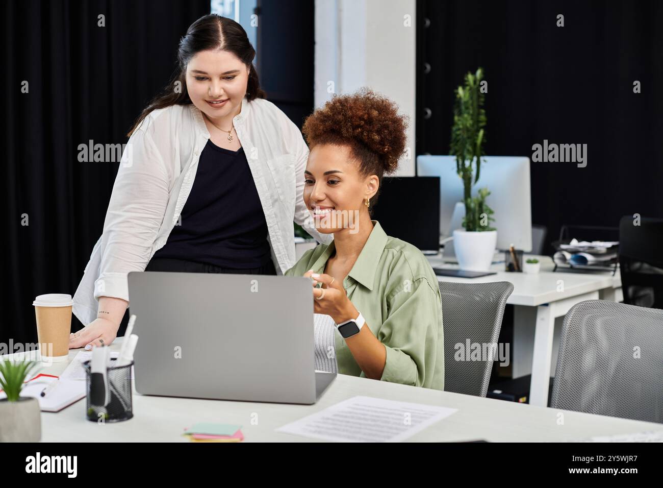 Two colleagues engage in collaborative hi-res stock photography and images - Alamy