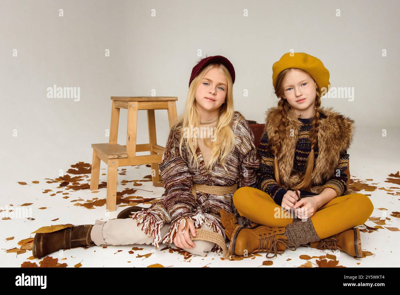 Two girls, school friends, first grade Stock Photo - Alamy