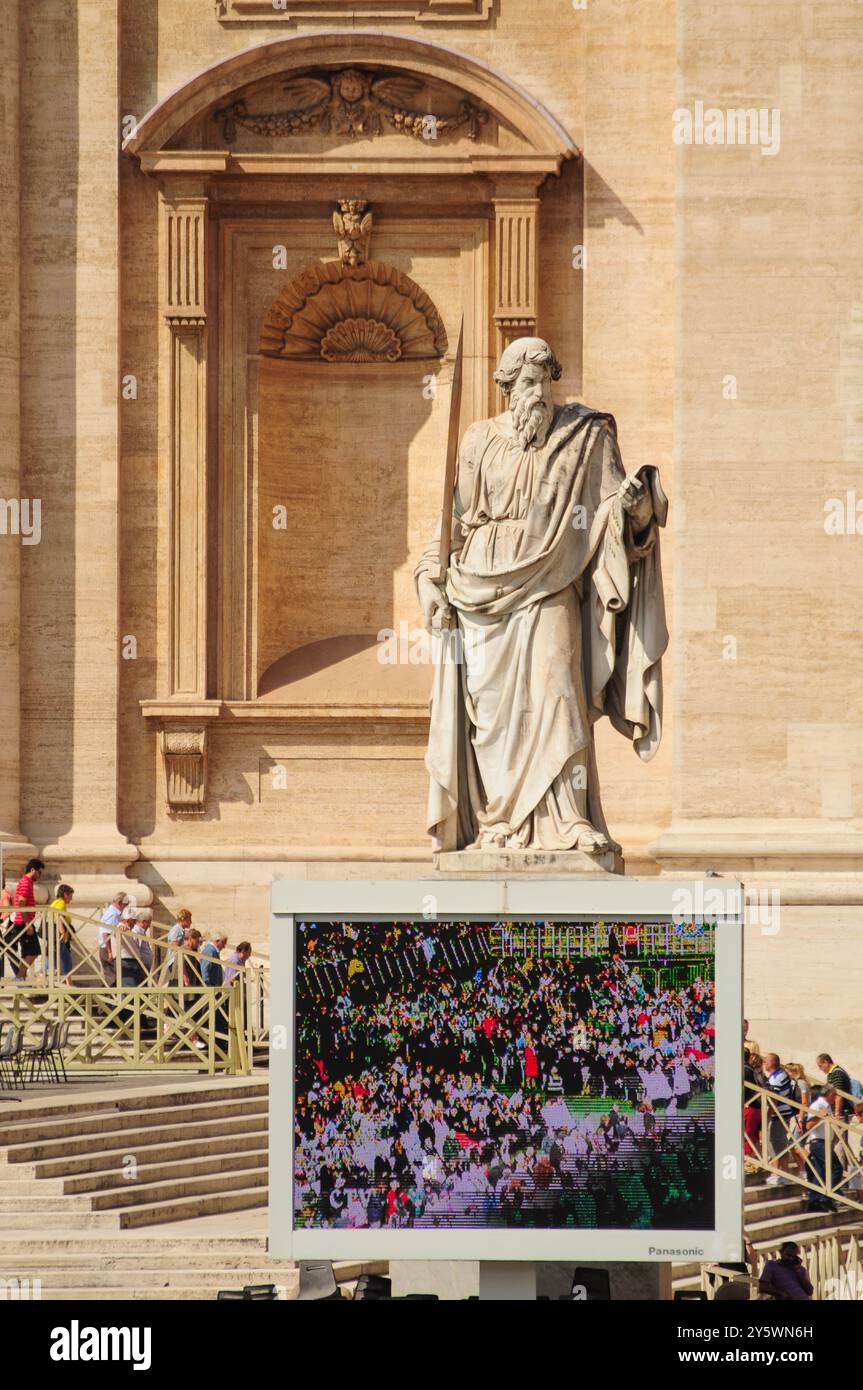 Statue at St. Peter's Basilica with a monitor displaying crowd Stock ...