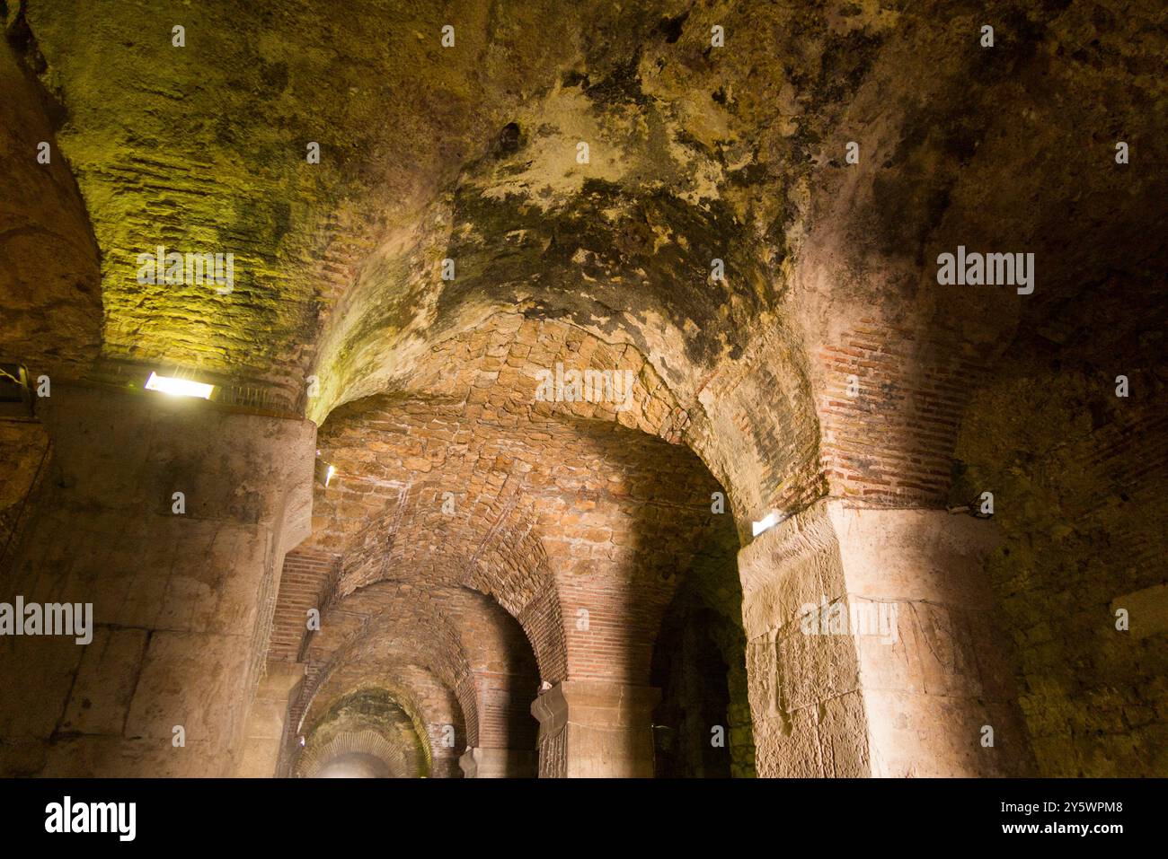 Arch apex hi-res stock photography and images - Alamy