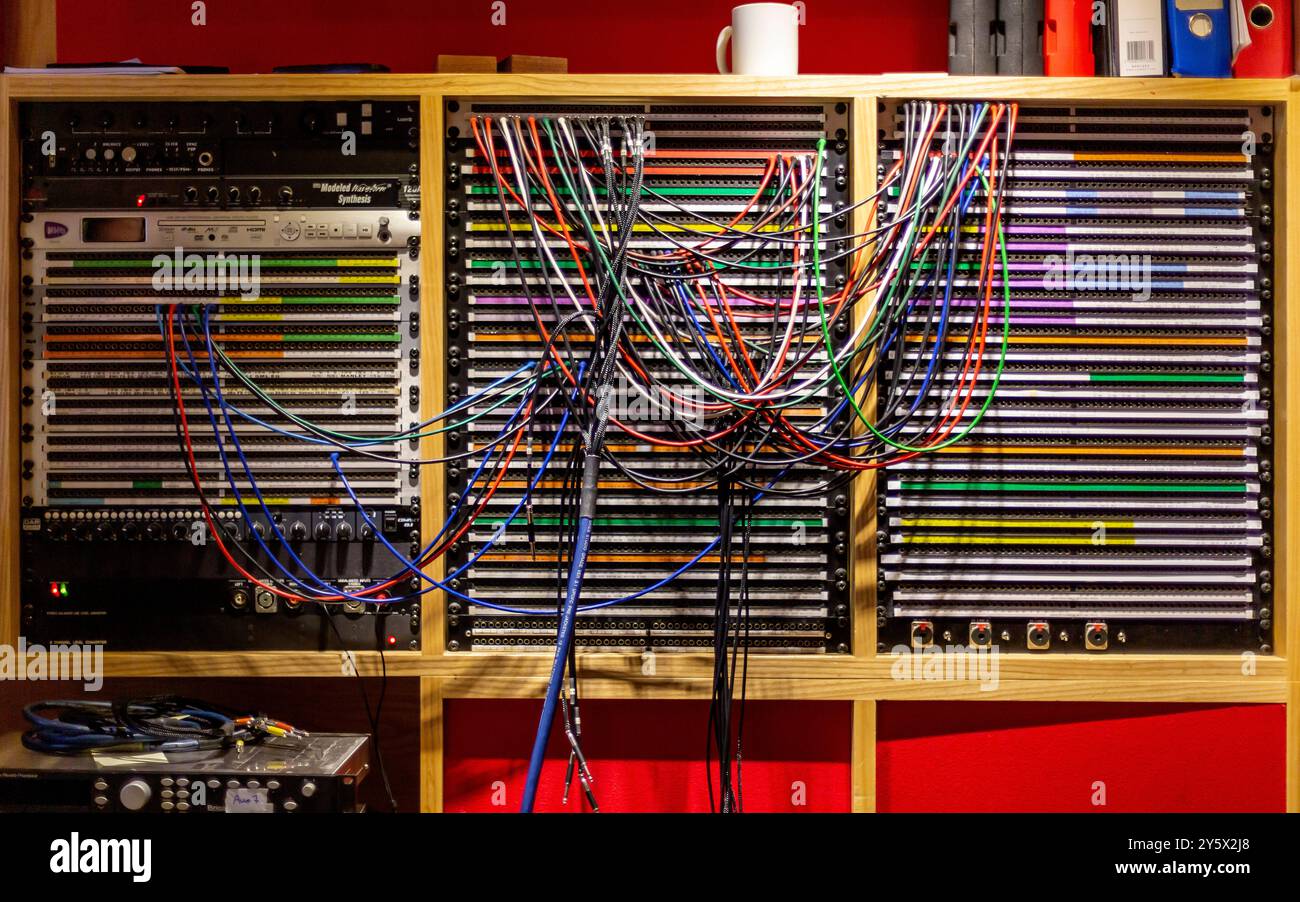 Audio routing hi-res stock photography and images - Alamy