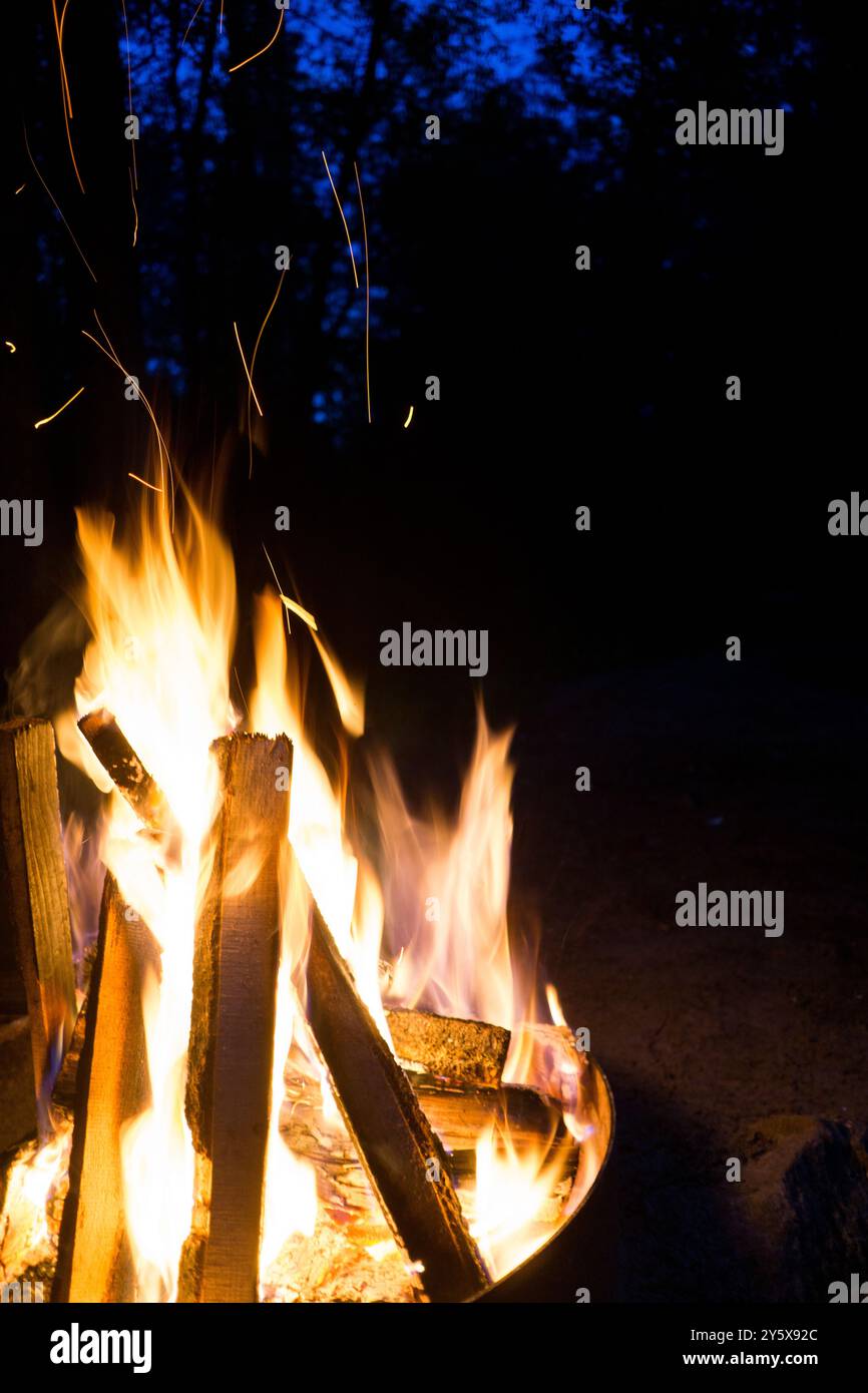 Camp fire burning hi-res stock photography and images - Alamy