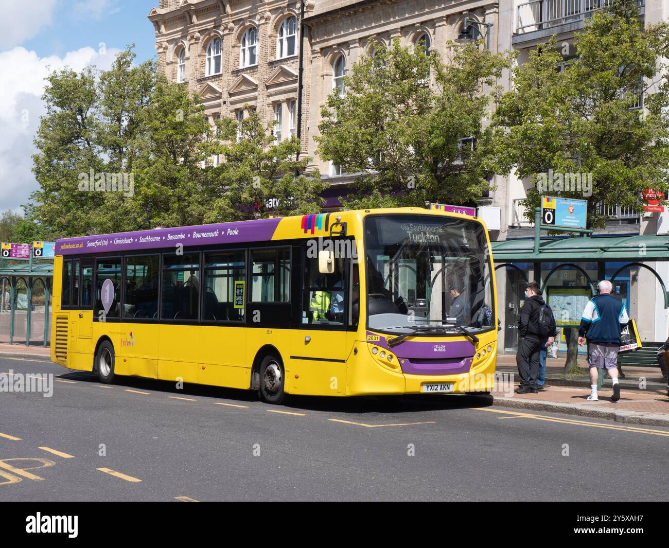 Yellow Buses Enviro single deck bus in Bournemouth Stock Photo - Alamy