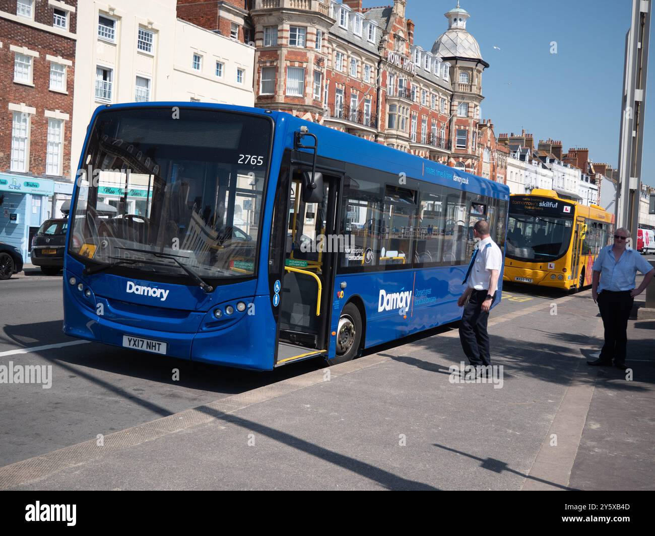 Waiting time bus hi-res stock photography and images - Alamy