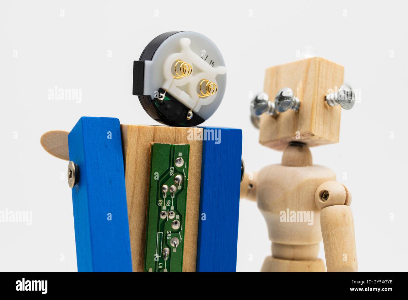 Pareja de pequeños robots hechos con madera, tornillos y partes de ...