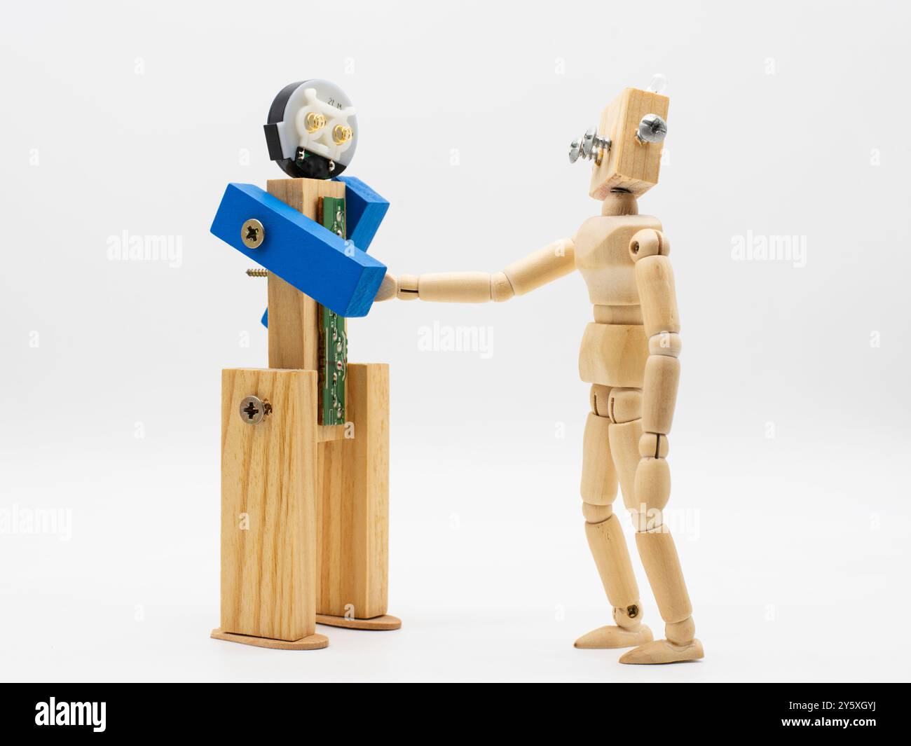 Pareja de pequeños robots hechos con madera, tornillos y partes de ...
