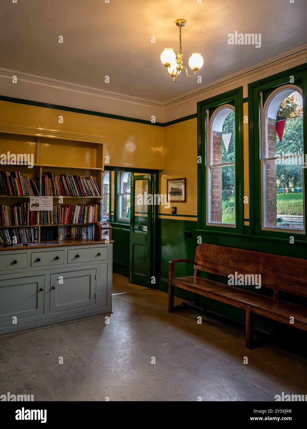 Railway station waiting room hi-res stock photography and images - Alamy