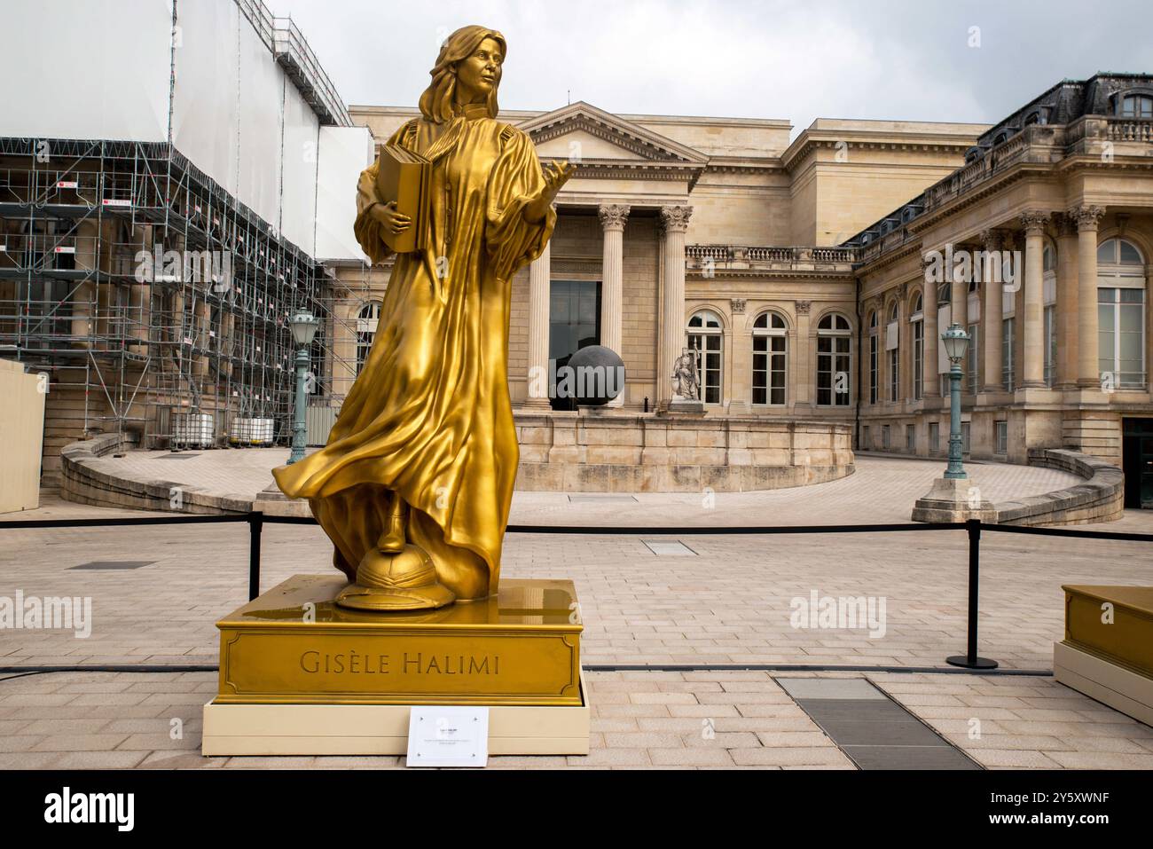 The statues of the "ten golden women" revealed at the opening ceremony ...
