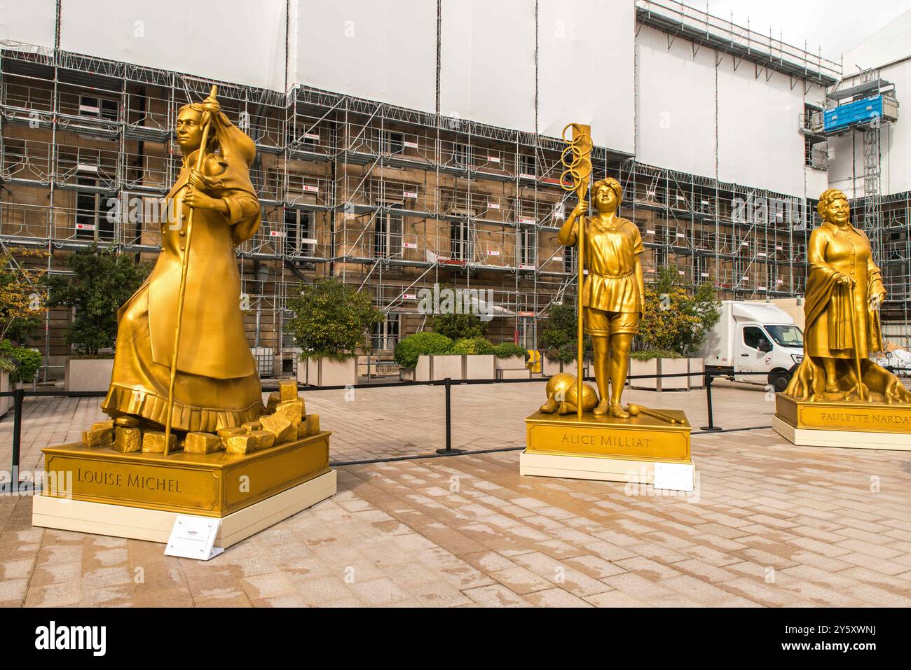 The statues of the "ten golden women" revealed at the opening ceremony ...