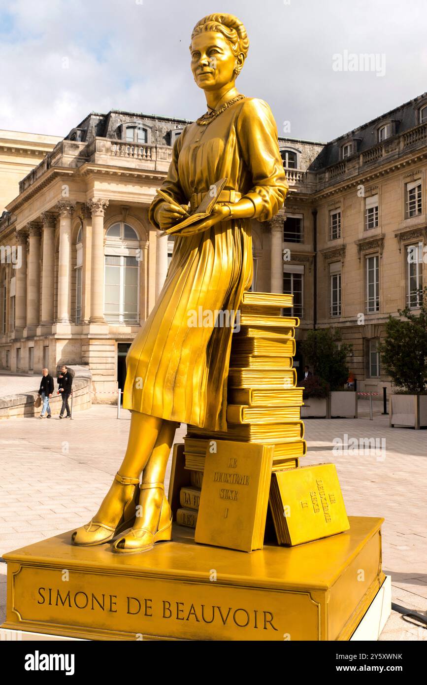 The statues of the "ten golden women" revealed at the opening ceremony ...