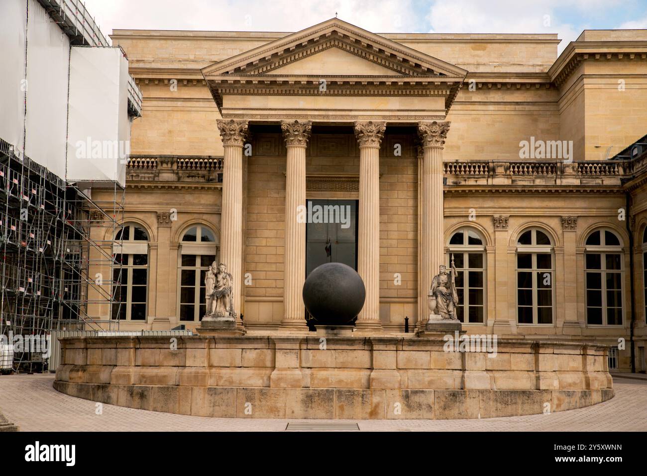 The statues of the "ten golden women" revealed at the opening ceremony ...