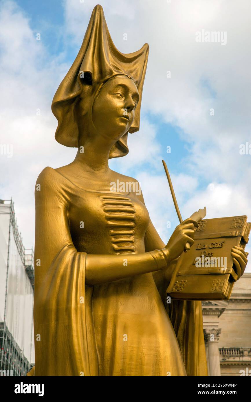 The statues of the "ten golden women" revealed at the opening ceremony ...