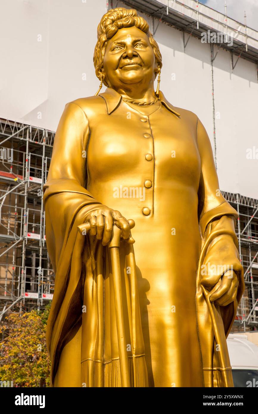 The statues of the "ten golden women" revealed at the opening ceremony ...