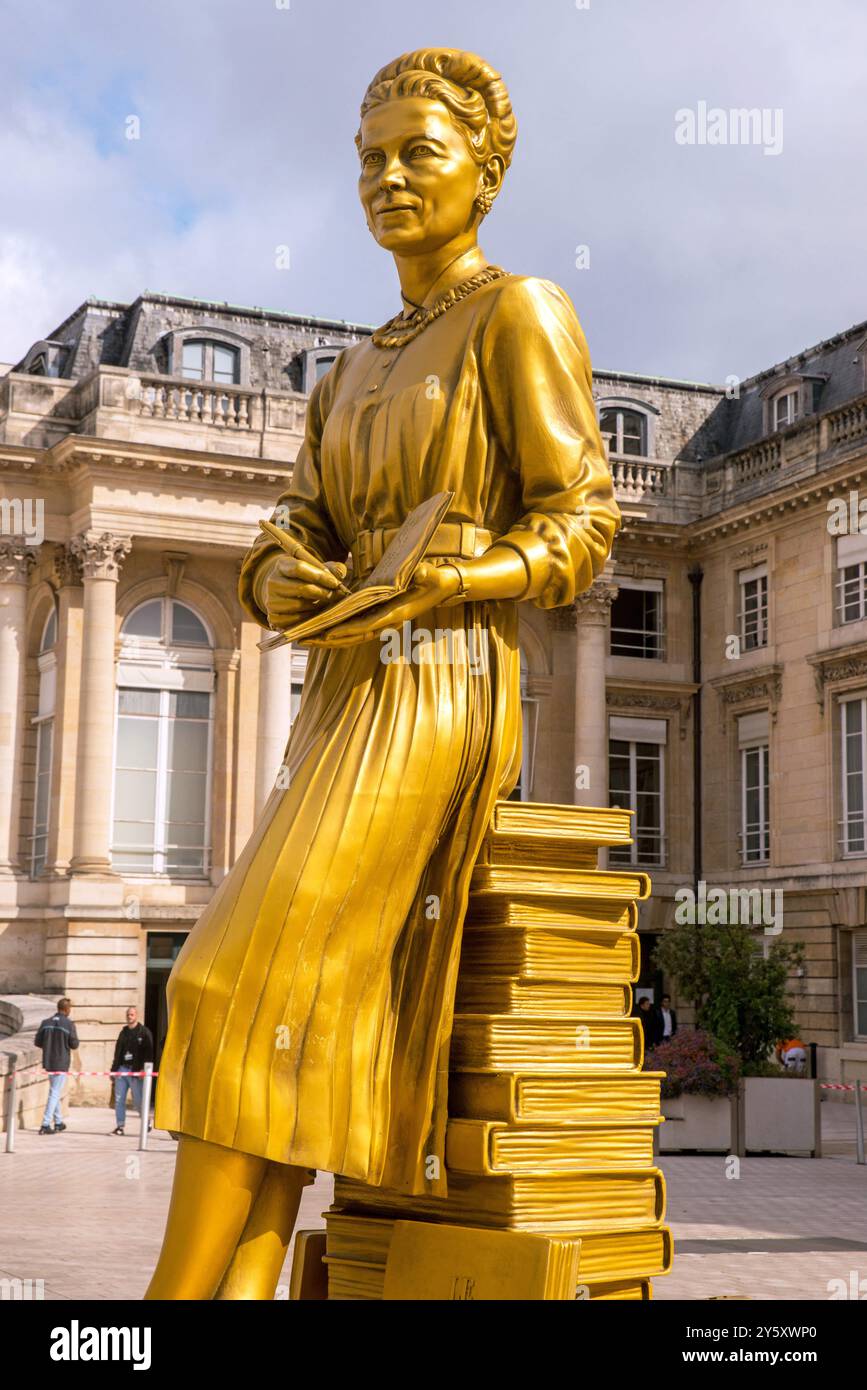 The statues of the "ten golden women" revealed at the opening ceremony ...