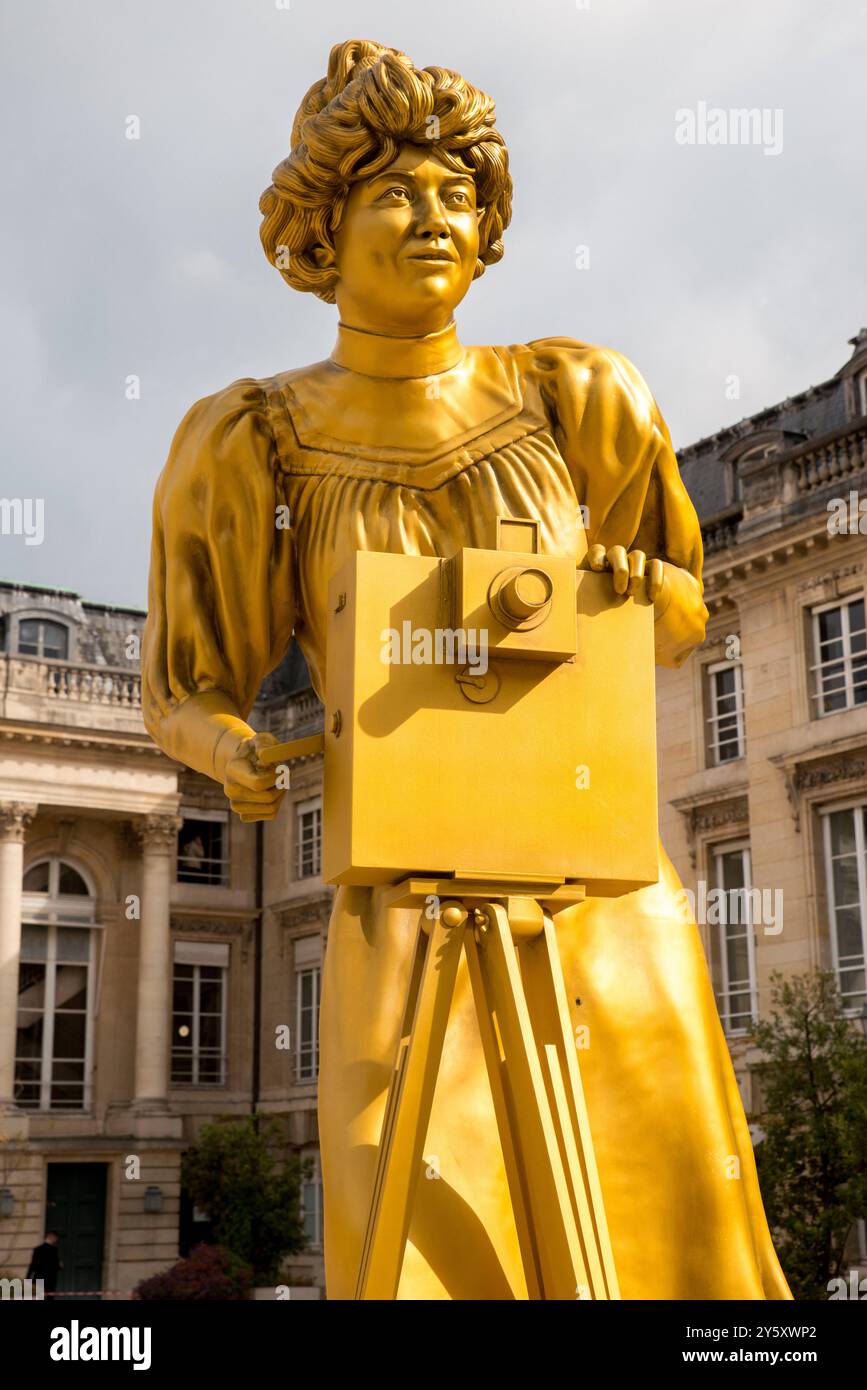 The statues of the "ten golden women" revealed at the opening ceremony ...