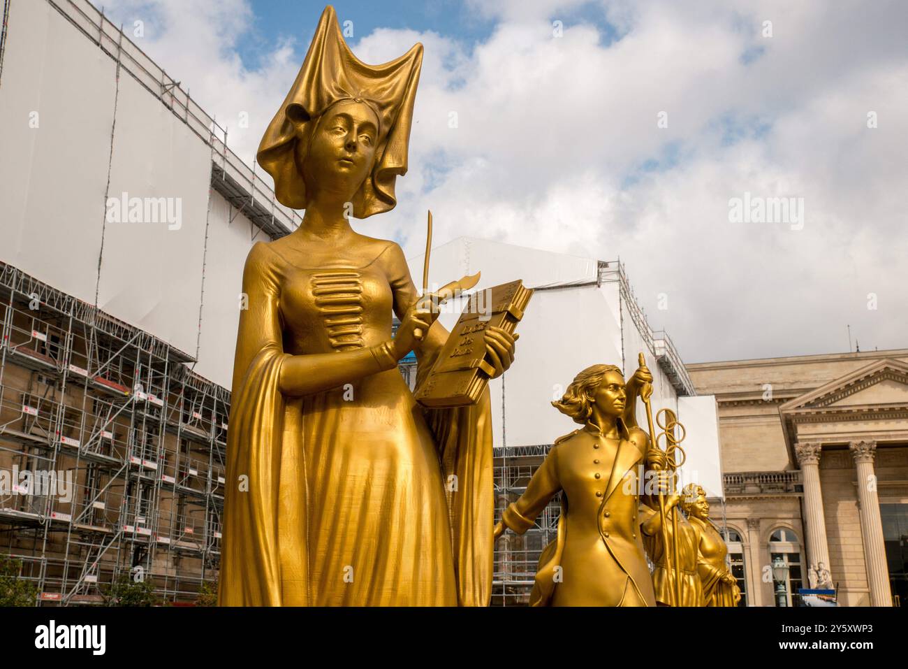 The statues of the "ten golden women" revealed at the opening ceremony ...