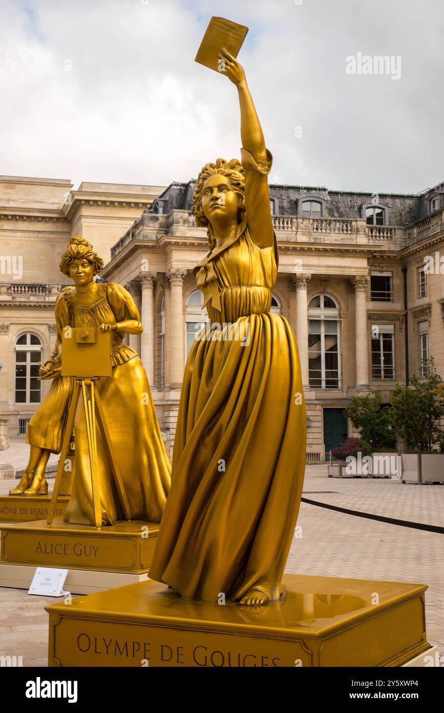 The statues of the "ten golden women" revealed at the opening ceremony ...