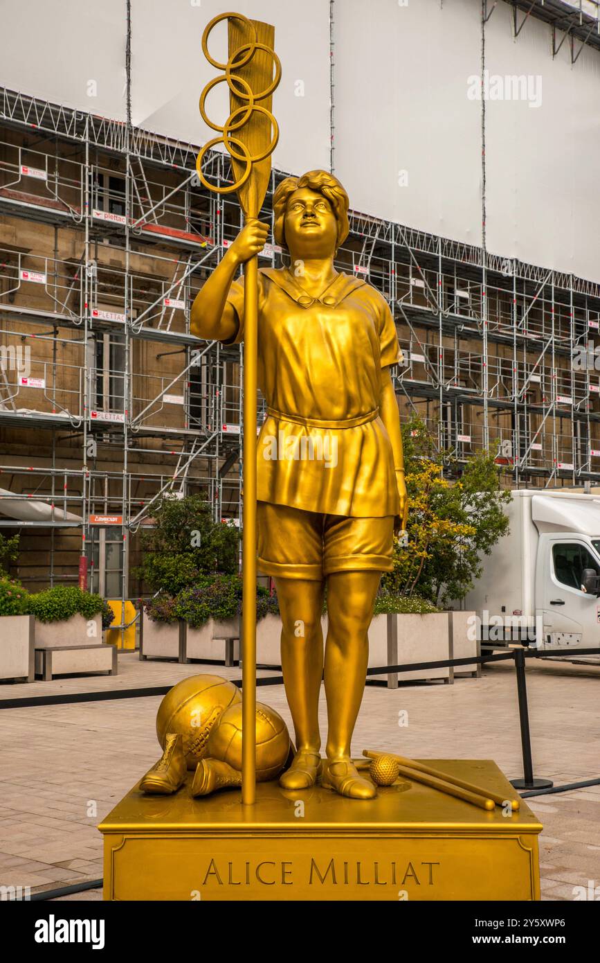 The statues of the "ten golden women" revealed at the opening ceremony ...