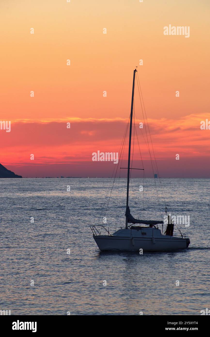 Barca a vela sul mare hi-res stock photography and images - Alamy