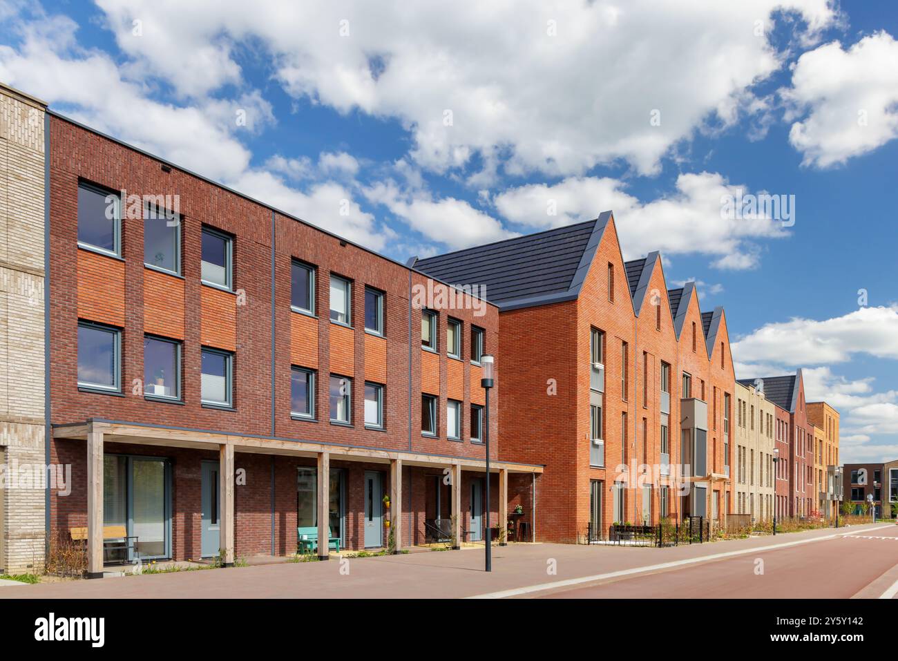 Modern row houses hi-res stock photography and images - Alamy