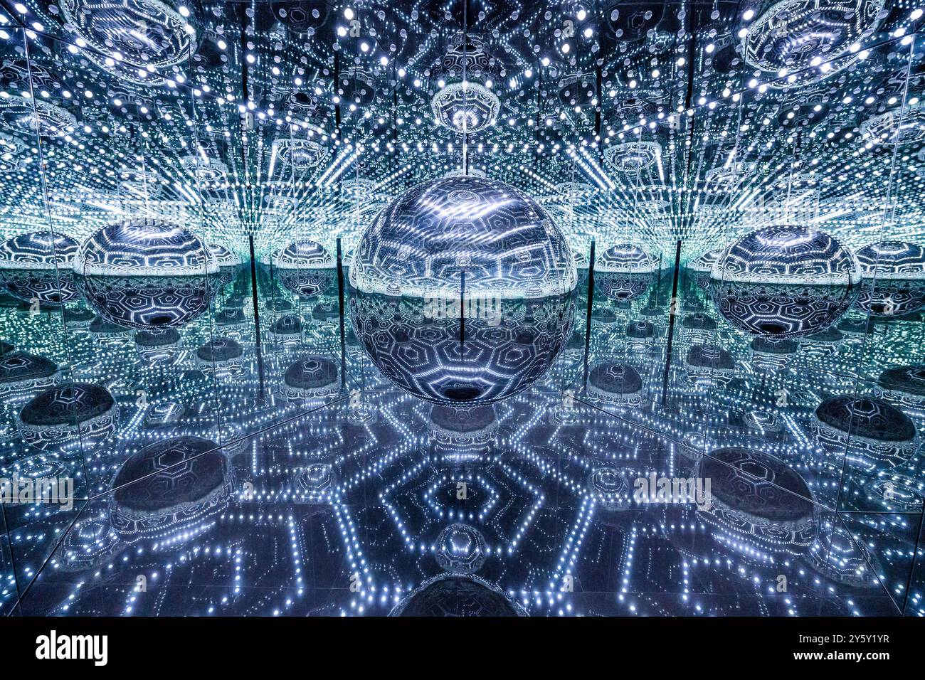 London, UK. 23rd Sep, 2024. Infinity Mirrored Room - Beauty Described ...
