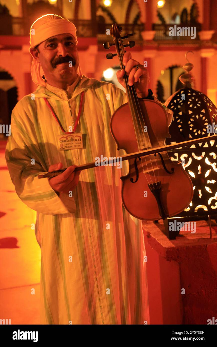 Violinist singing hi-res stock photography and images - Alamy