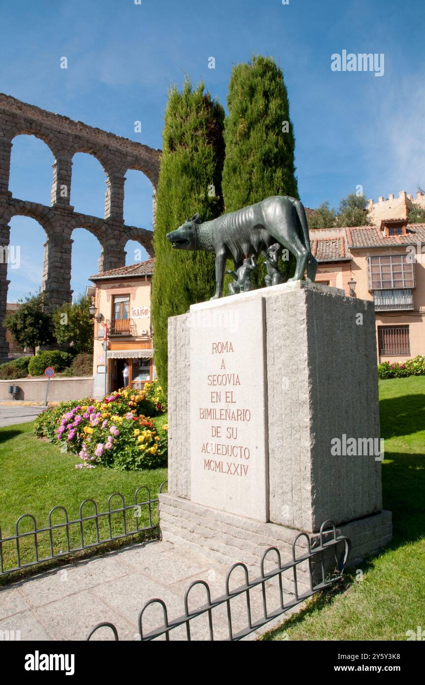 Romulo and Remo sculpture by the Roman aqueduct. Segovia, Spain Stock ...