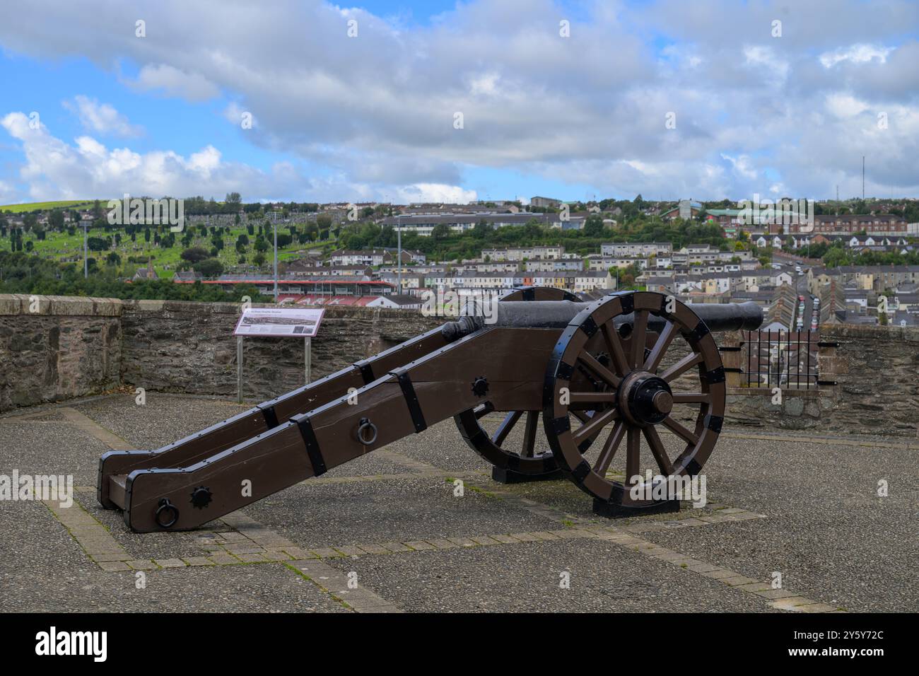 View of cannon on Derry city walls Stock Photo - Alamy