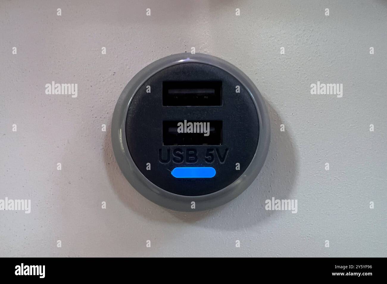 Einen USB Anschluss gibt es unter den Sitzen für die Fahrgäste. Die ...