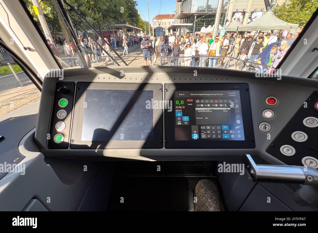 Blick in den Fahrerraum.Die neue MVB-Straßenbahn Flexity hat am Samstag ...