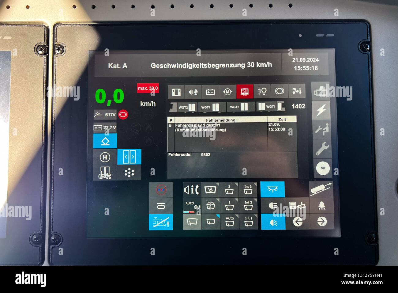 Blick in den Fahrerraum.Die neue MVB-Straßenbahn Flexity hat am Samstag ...