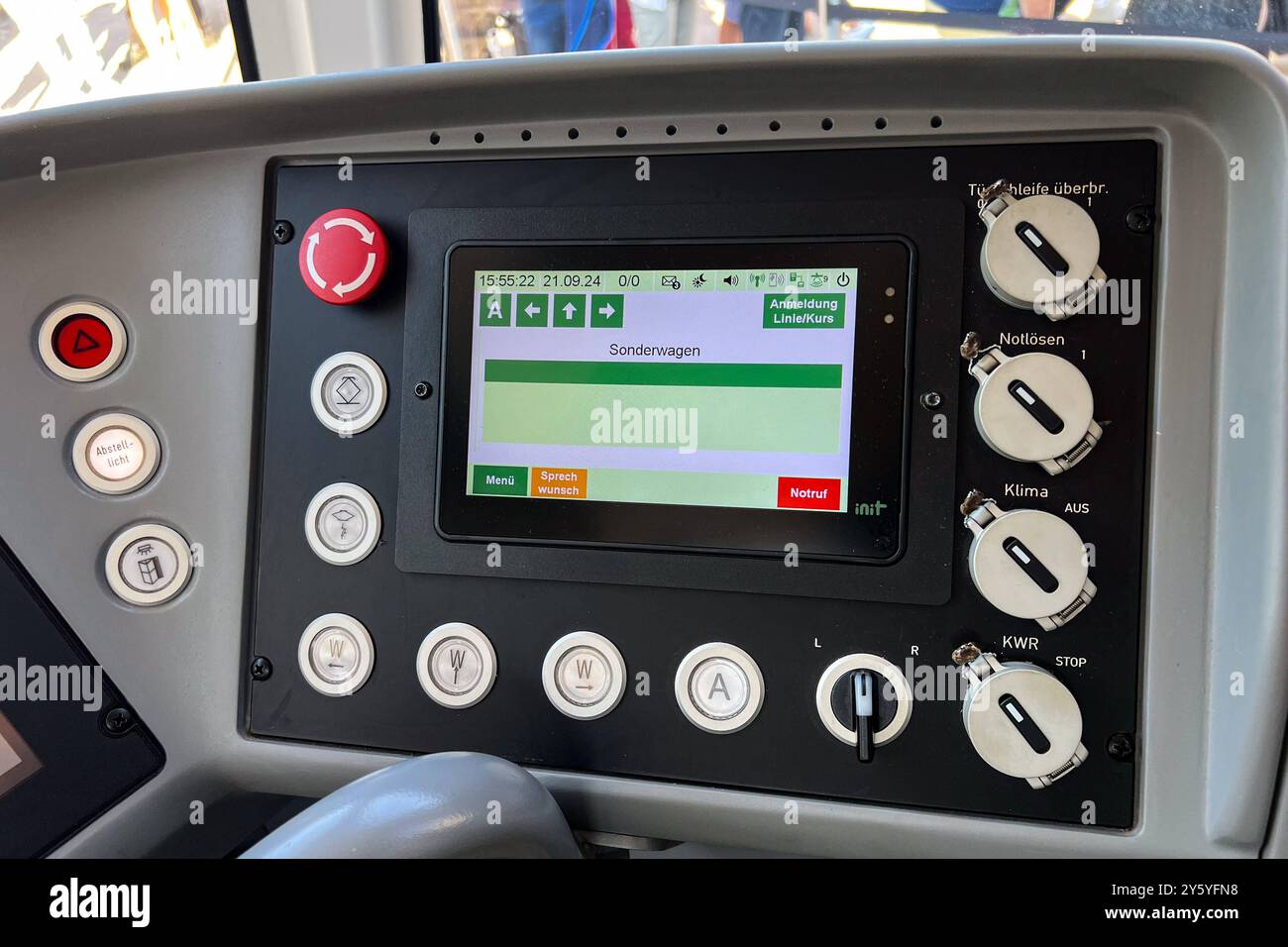 Blick in den Fahrerraum.Die neue MVB-Straßenbahn Flexity hat am Samstag ...