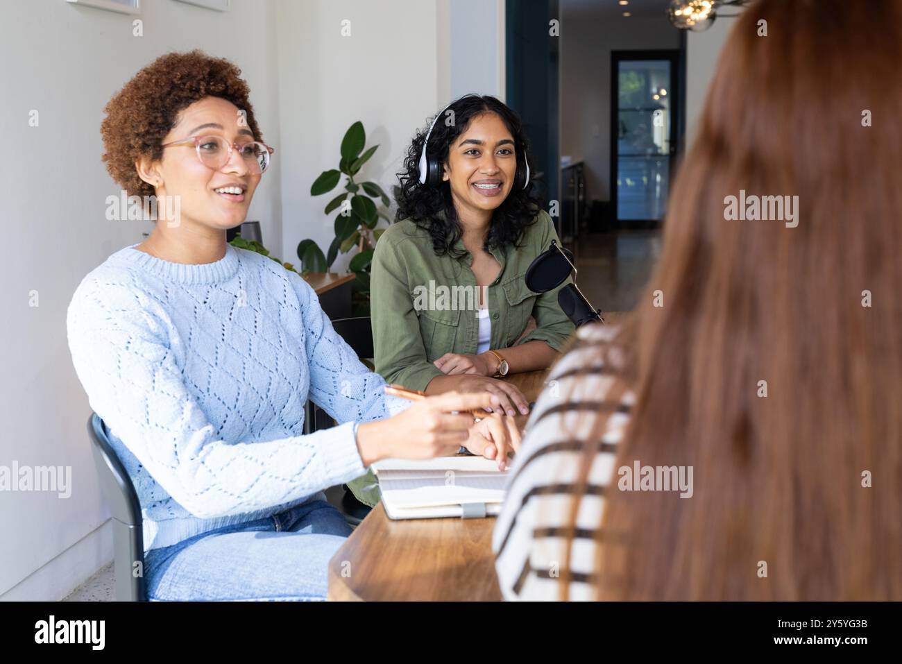 Diverse friends headphones hi-res stock photography and images - Alamy