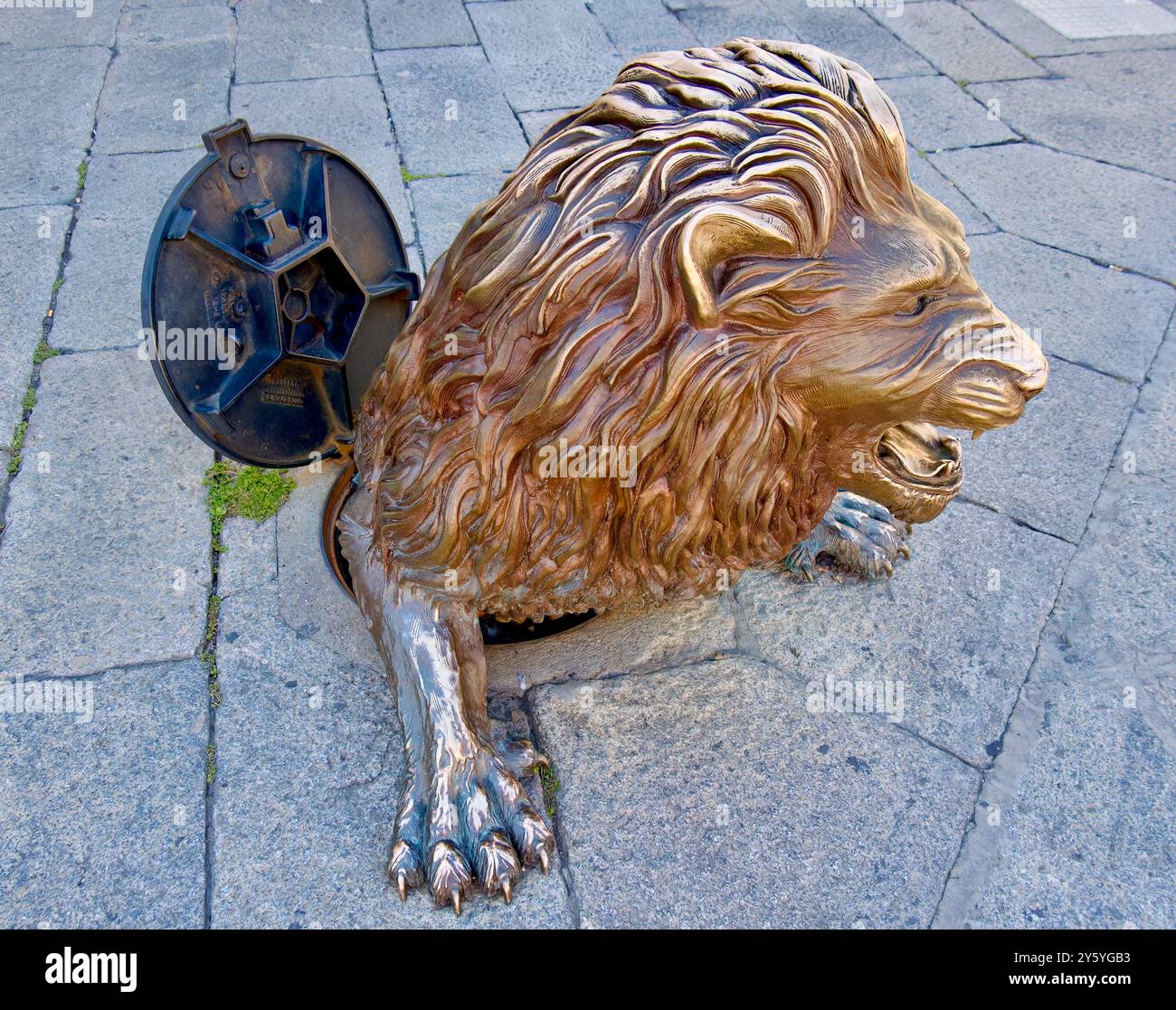 2020 Bronze sculpture El león de la alcantarilla by Alejandro Sáenz de ...