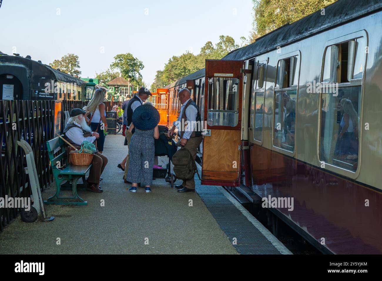 Holt, Norfolk, UK - SEPTEMBER 21 2024: People in 1940s vintage clothes ...