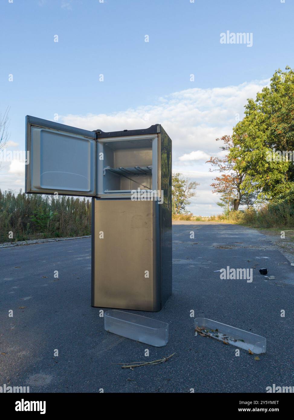 Discarded refrigerator with open door left on roadside Stock Photo - Alamy