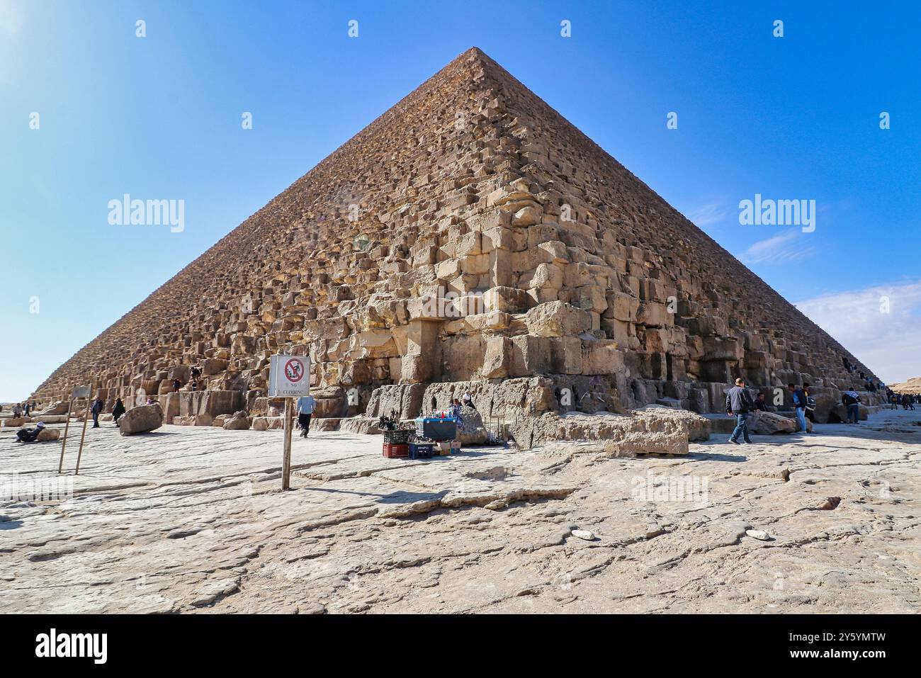 Great Pyramid of Khufu built in 2600 BC for the pharoah Khufu or Cheops ...