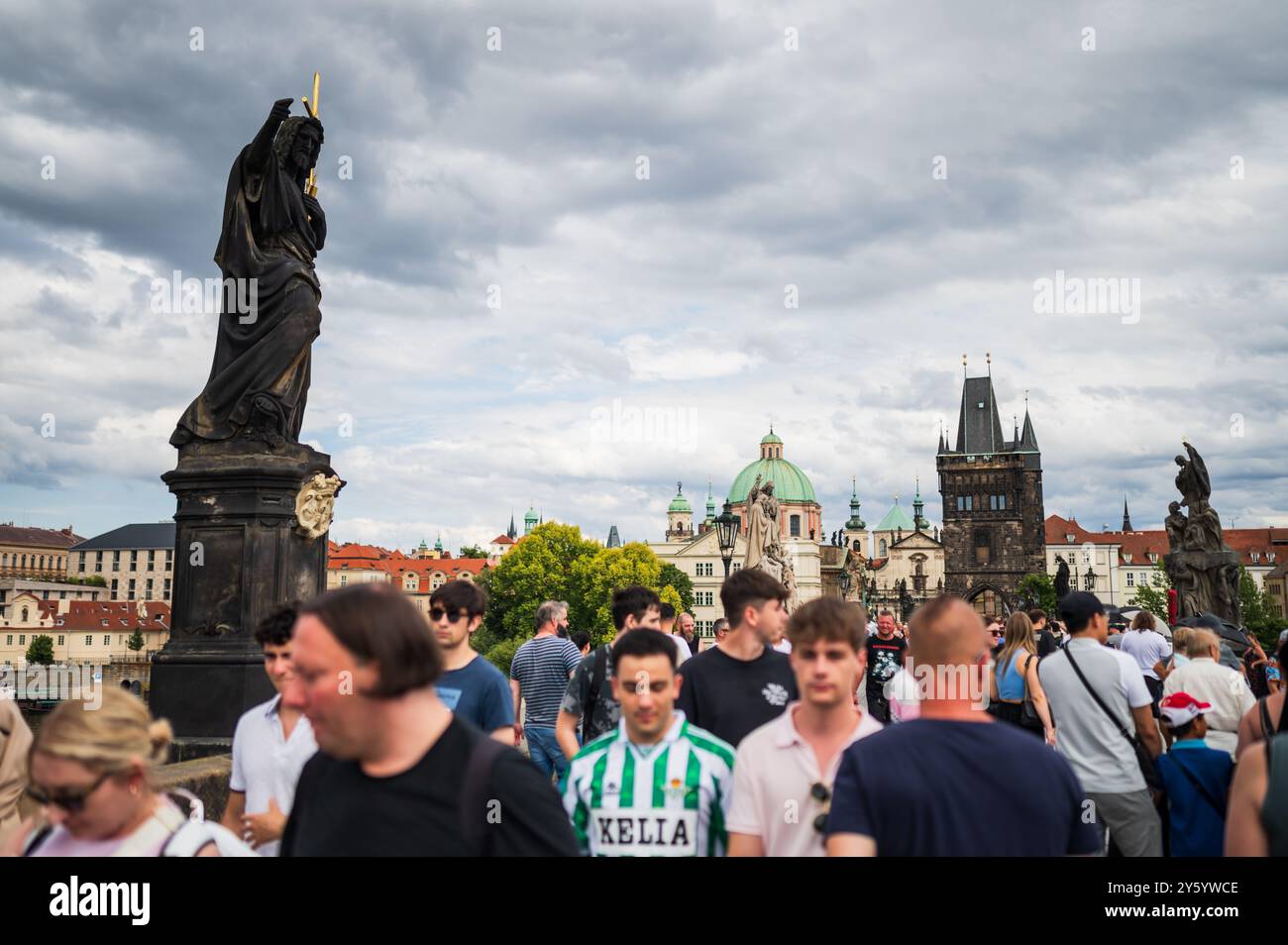 Crowded walkways hi-res stock photography and images - Alamy