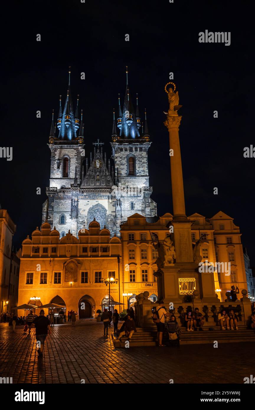 Bustling medieval town square hi-res stock photography and images - Alamy