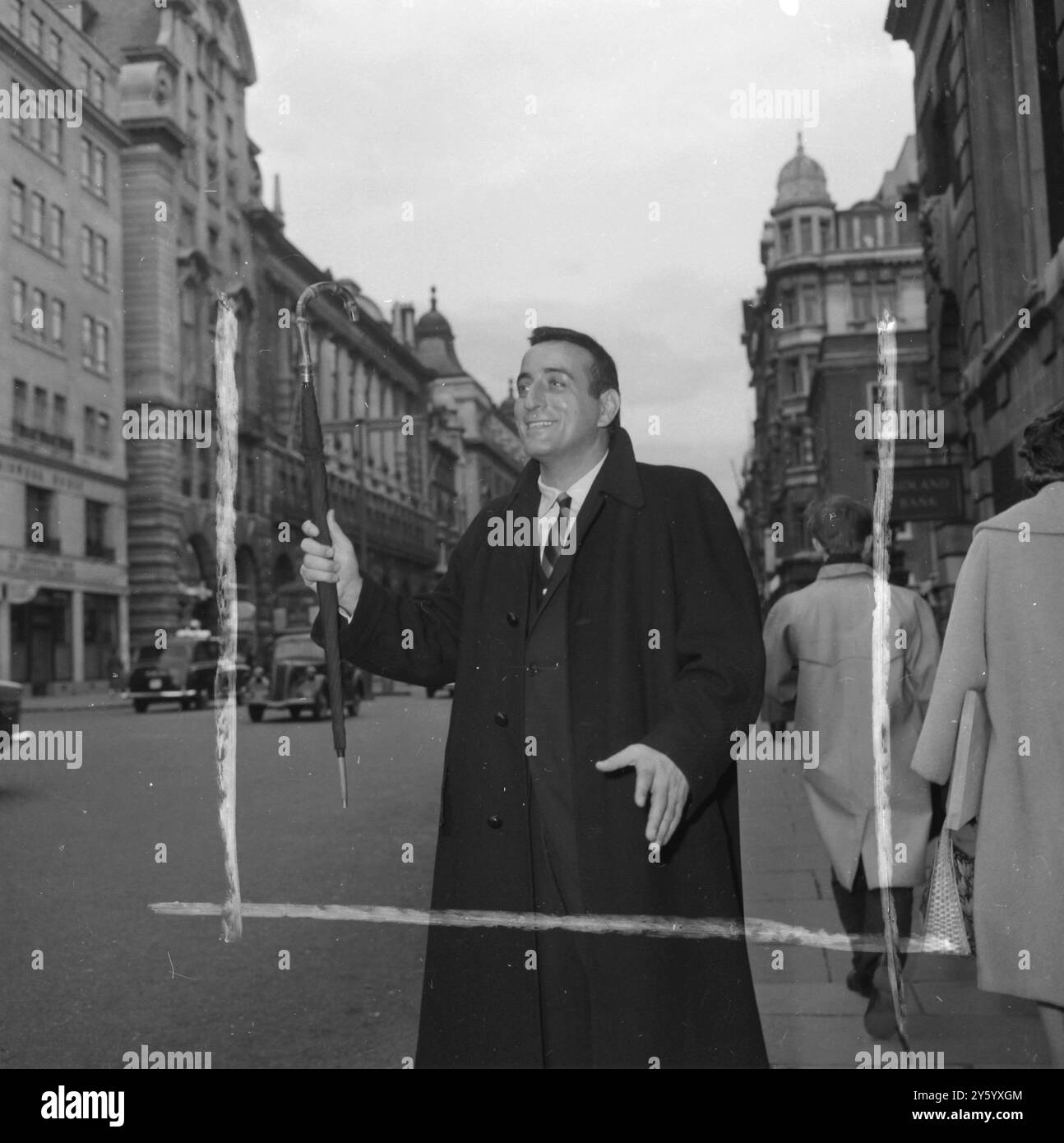 SINGER TONY BENNETT WITH UMBRELLA IN LONDON 14 APRIL 1961 Stock Photo ...