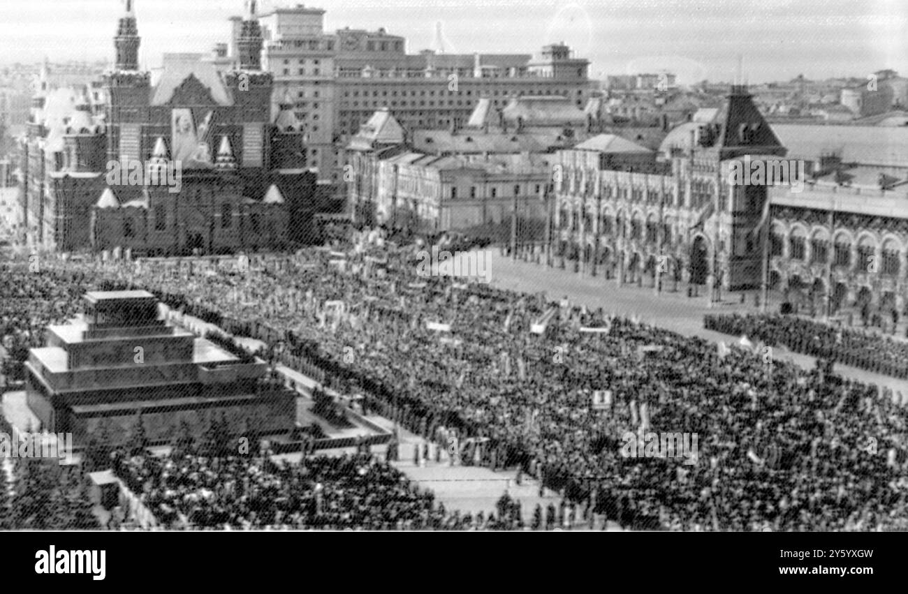 CROWDS AT THE RED SQUARE IN MOSCOW TO WELCOME YURI GAGARIN 14 APRIL ...
