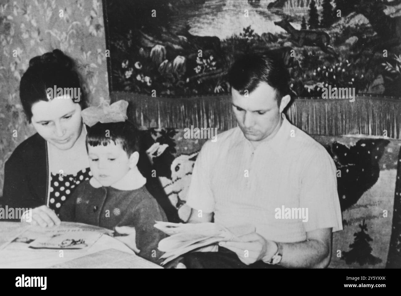 YURI GAGARIN WITH WIFE AND DAUGHTER LENA / 12 APRIL 1961 Stock Photo ...