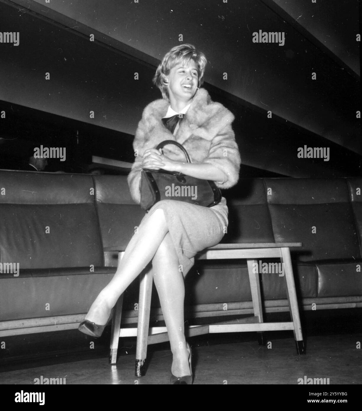 ACTRESS PAMELA CHARLES IN SOUTHAMPTON 11 APRIL 1961 Stock Photo - Alamy