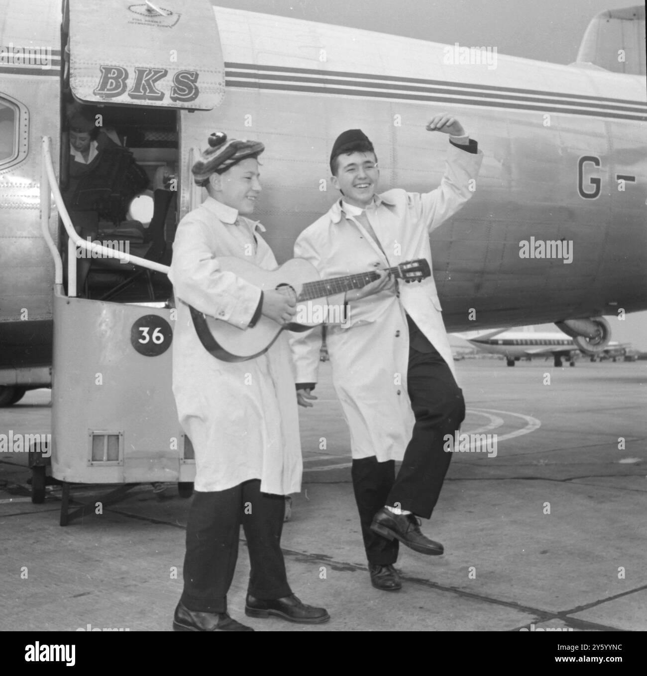 ROBERT KALAN WITH ROBERT LOYCHIK ATLONDONAIRPORT/ 6 APRIL 1961 Stock ...