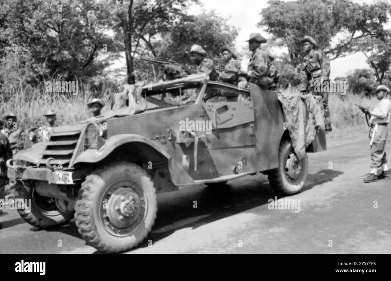ARMY MACHINE GUN BLOCK ROADWAY, KATANGA 6 APRIL 1961 Stock Photo - Alamy