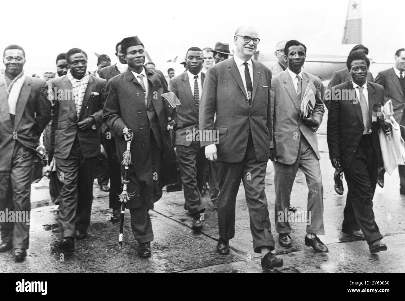 GEORGE ZINN WITH AFRICAN STUDENTS IN FRANKFURT / 5 APRIL 1961 Stock ...